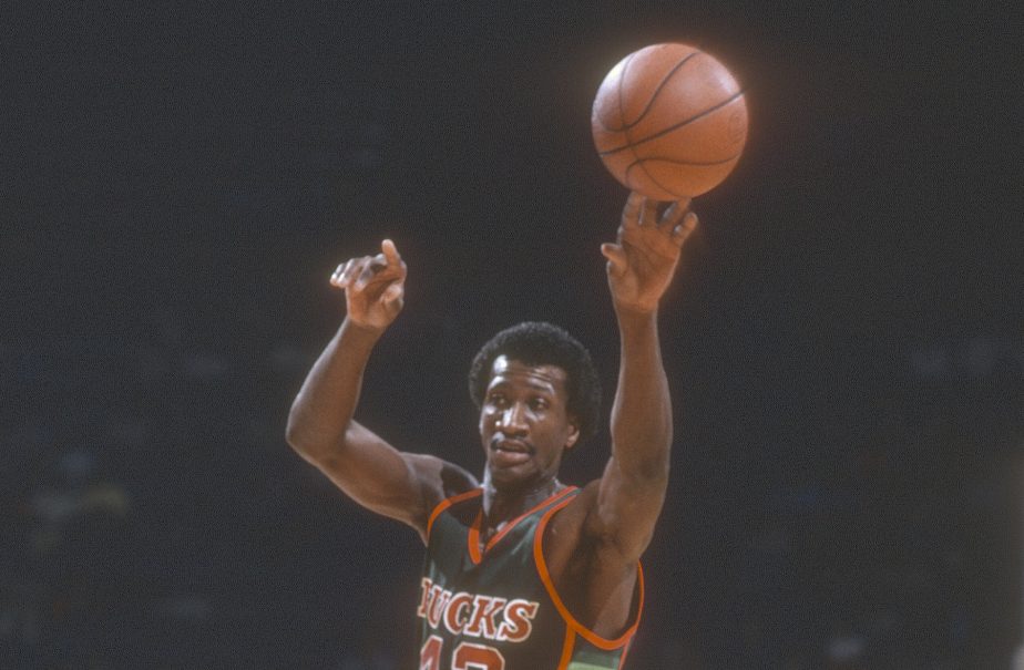 The Crazy Time Harvey Catchings Played for Both Teams in 1 NBA Game ...