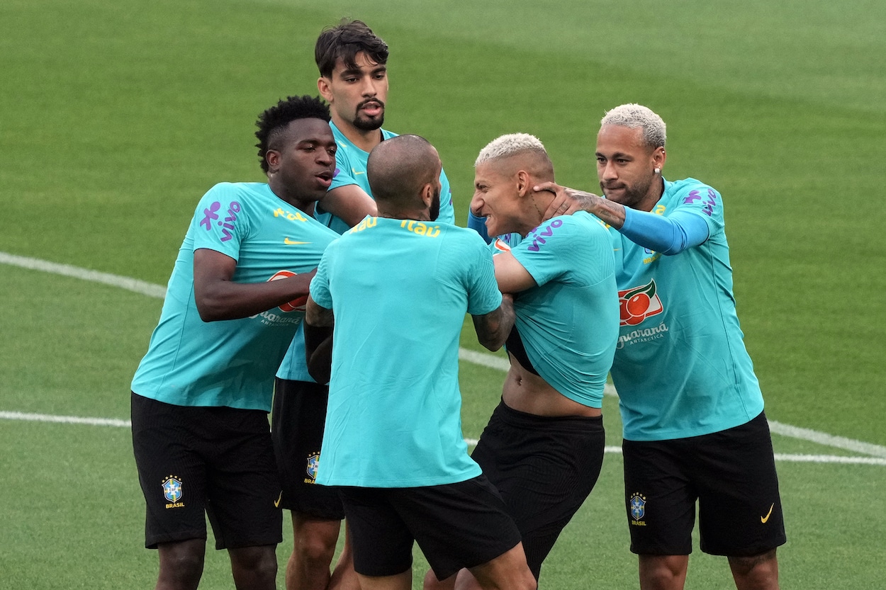 Neymar Has to Separate Brazilian Teammates Vinicius Jr. and Richarlison ... Neymar Has to Separate Brazilian Teammates Vinicius Jr. and Richarlison ...